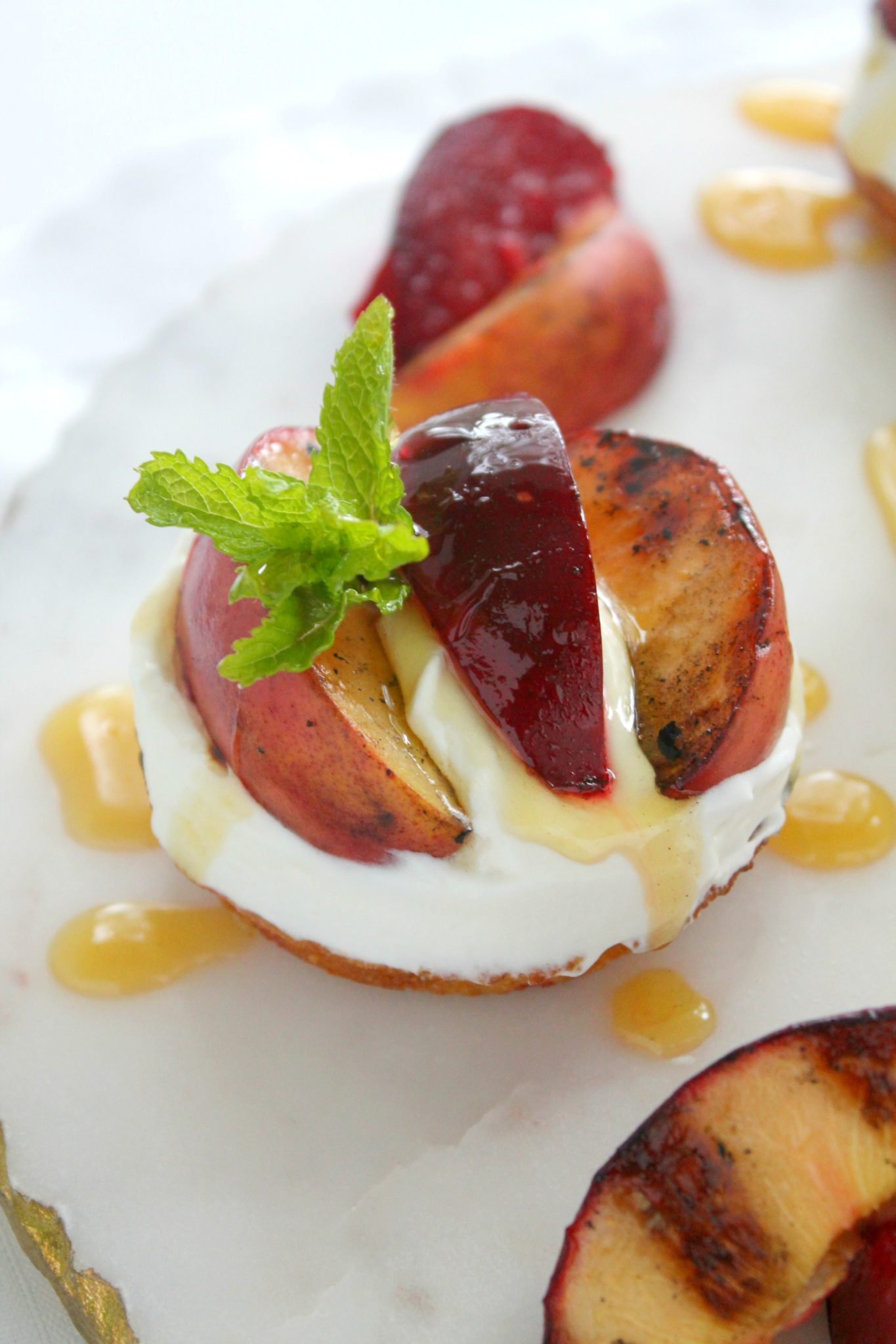 Here’s how to make these Grilled Summer Fruit Sundaes